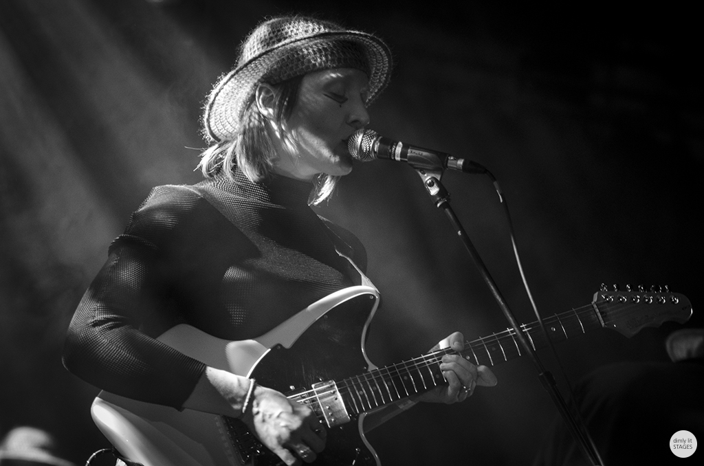 Cate Le Bon – Dimly lit stages